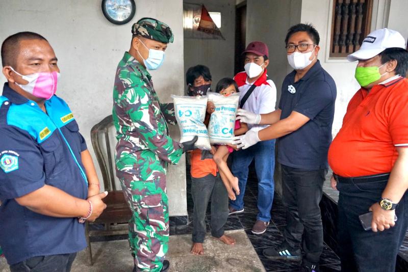 Bantuan Sembako kepada Penyandang Disabilitas | Bali Tribune